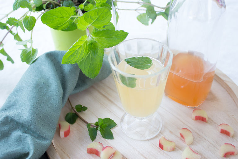 Selbstgemachte Rhabarberlimo -mit wenig Zucker – Dinner4Friends